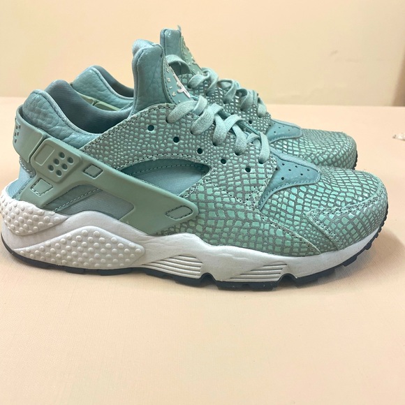 Nike | Shoes | Turquoise Nike Snake Print Hurache | Poshmark